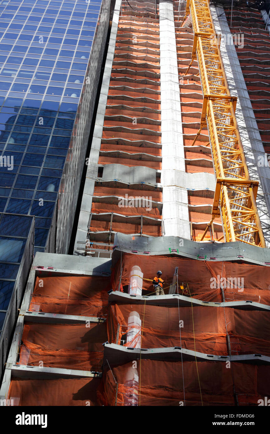 New York, USA, construction workers in the shell for a high-rise in ...