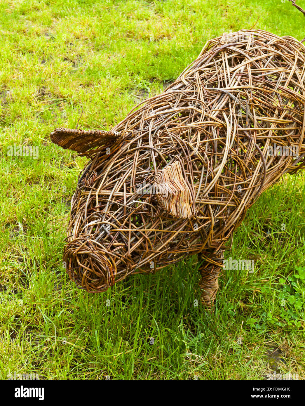 English cottage garden statue hi-res stock photography and images - Alamy