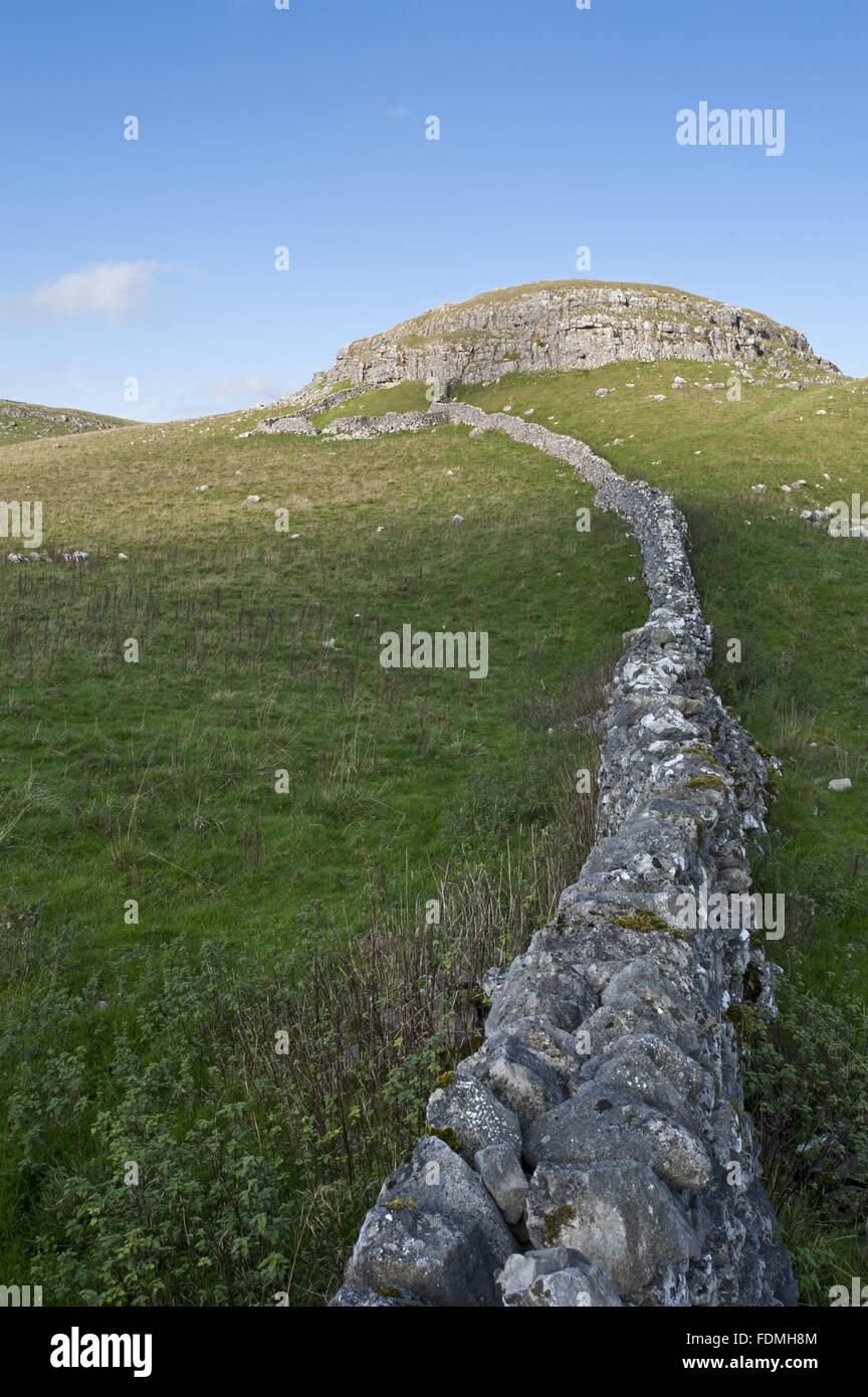 Limestone walling near the Pennine Way, Yorkshire Dales National Park ...