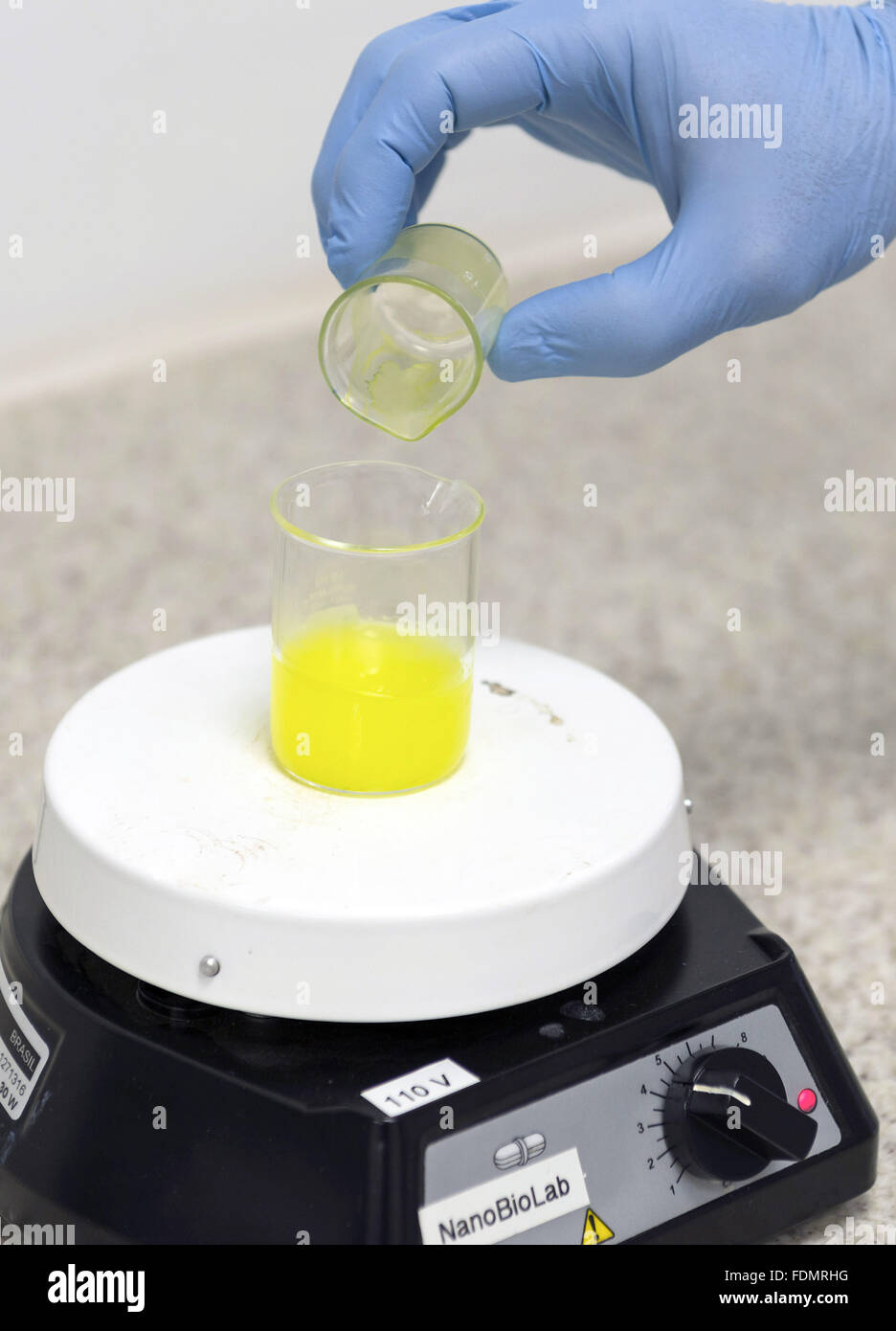 Science laboratory scales hi-res stock photography and images - Alamy