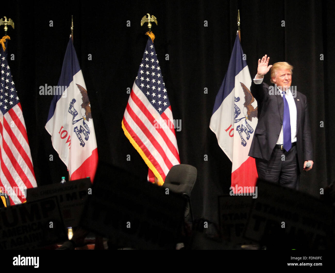 Donald trump iowa stage hi-res stock photography and images - Alamy