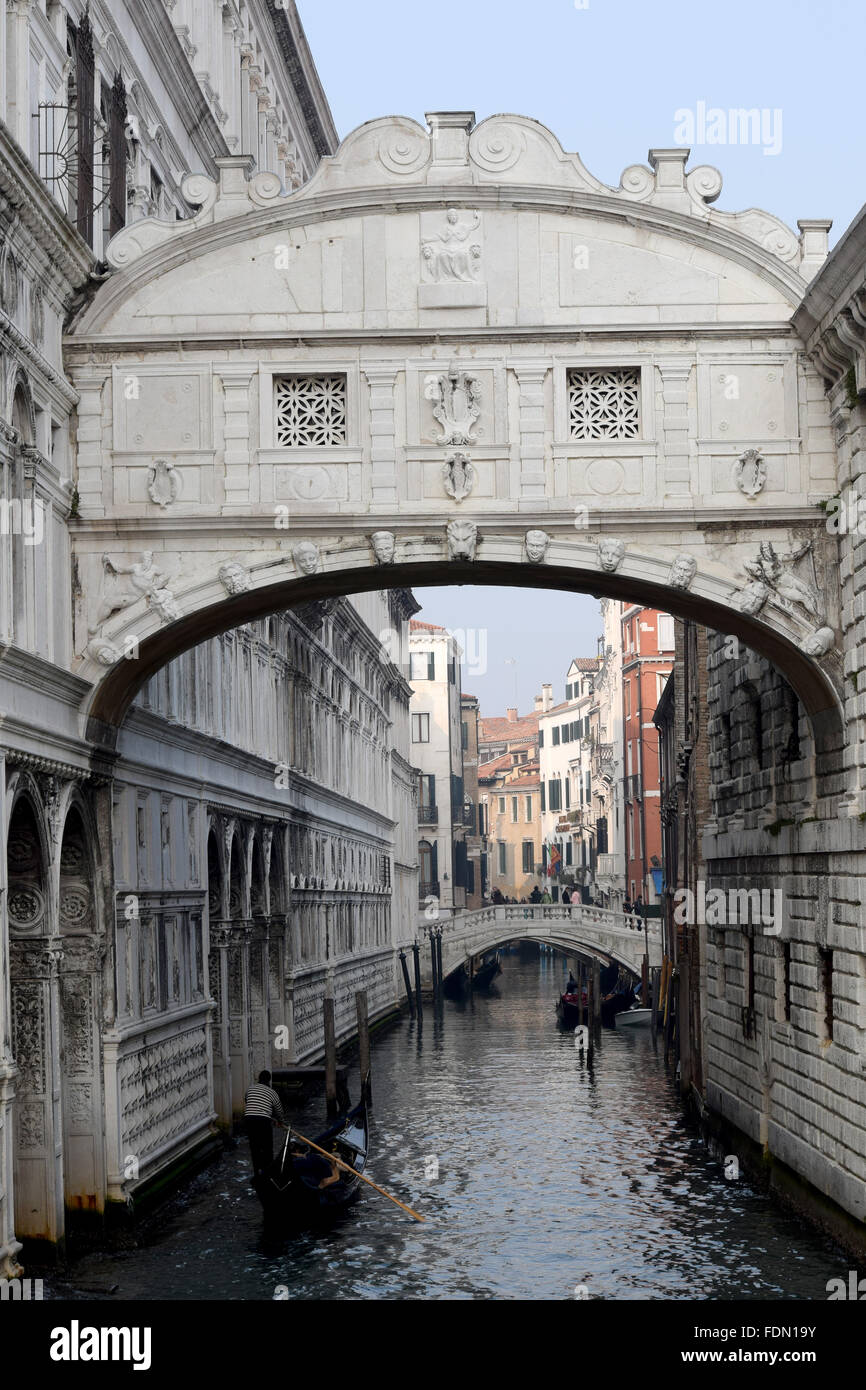 THE BRIDGE OF SIGHS FROM ARCH BRIDGE IN VENICE ITALY EUROPE Stock Photo ...