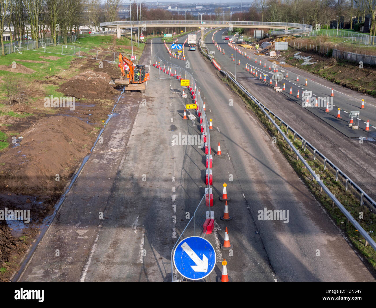 Construction on side of road with the lane closed off with traffic ...