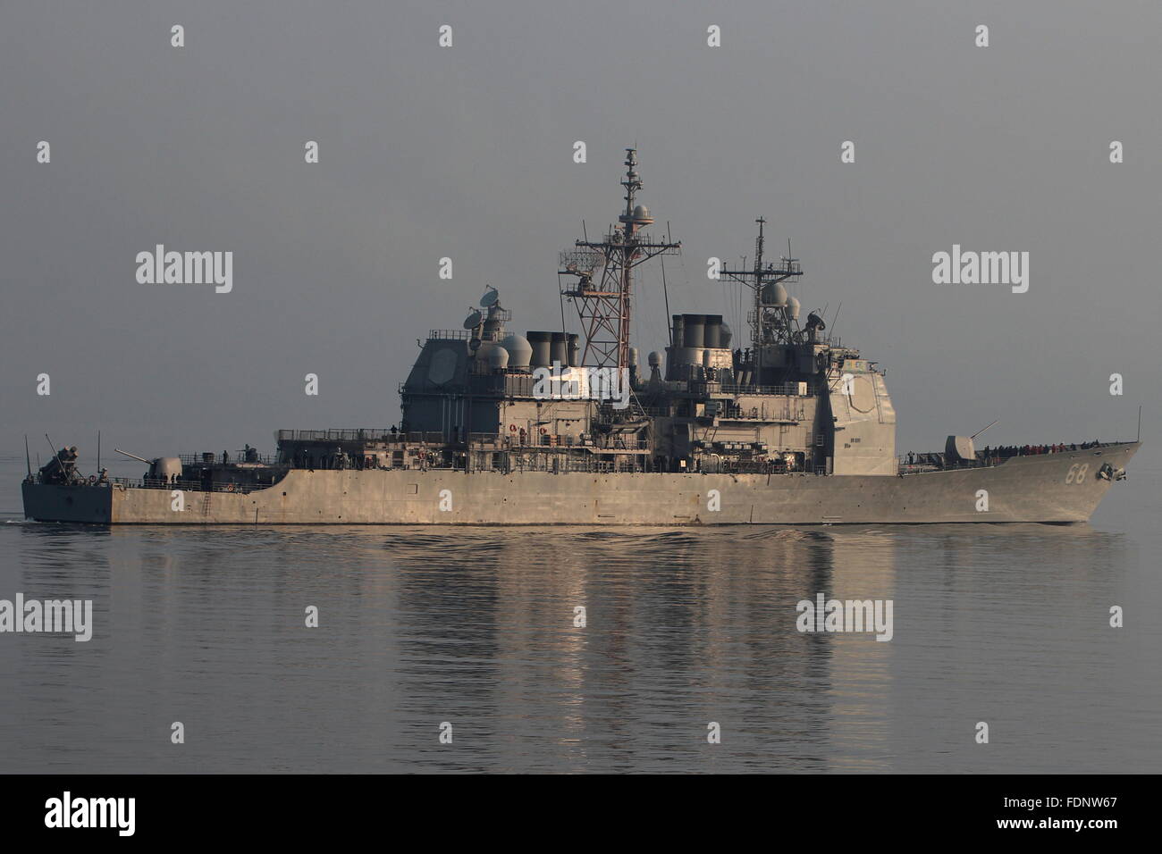 USS Anzio (CG-68), a Ticonderoga-class cruiser of th US Navy, passes ...