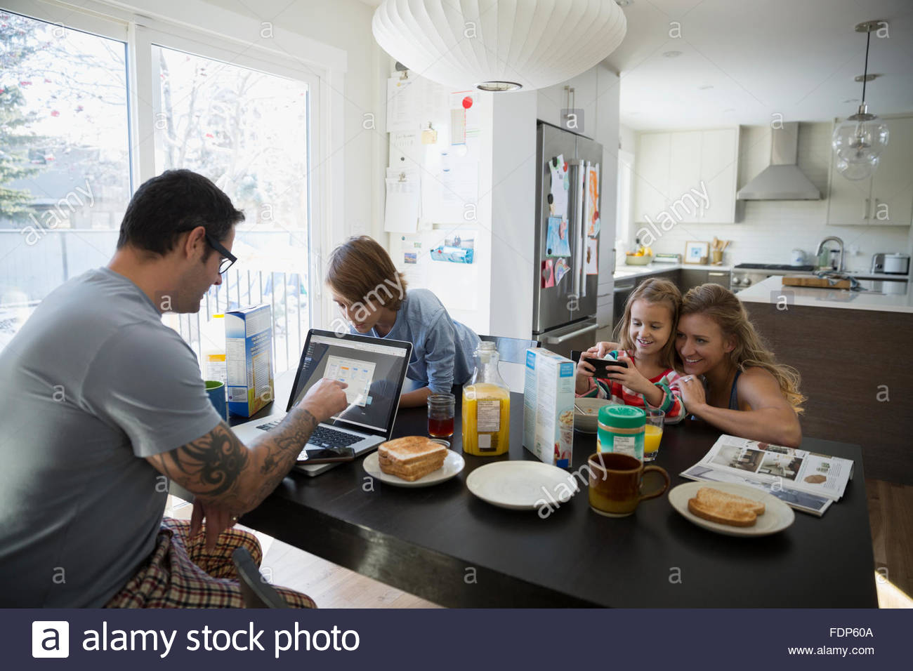 Father daughter 6 8 using laptop hi-res stock photography and images - Alamy