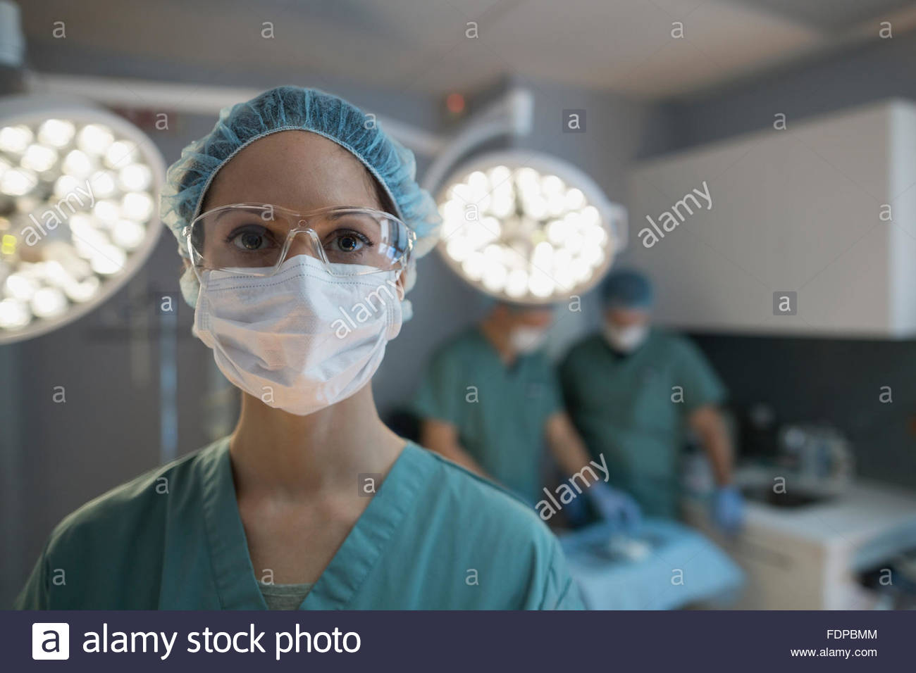 Surgeon operating room hi-res stock photography and images - Alamy