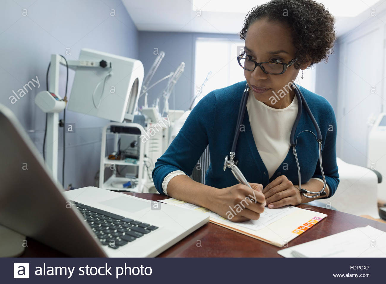 Black women taking notes hi-res stock photography and images - Alamy