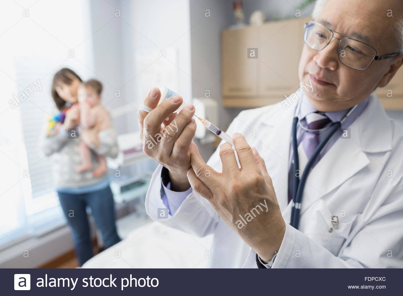 Doctor injection baby hi-res stock photography and images - Alamy