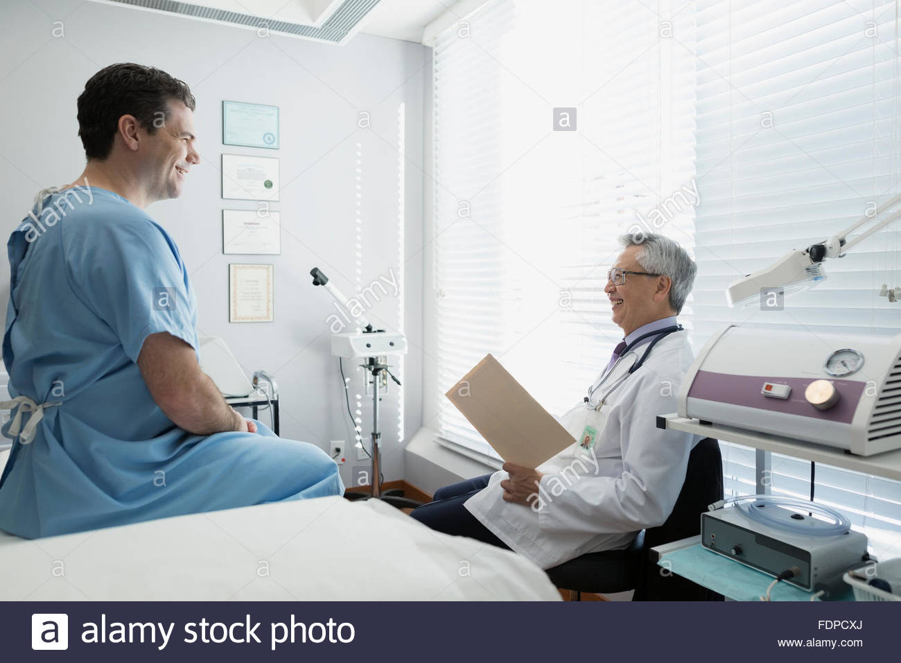 Patient examination hi-res stock photography and images - Alamy