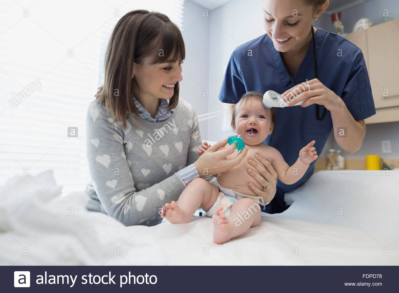 Child on examination table hi-res stock photography and images - Alamy