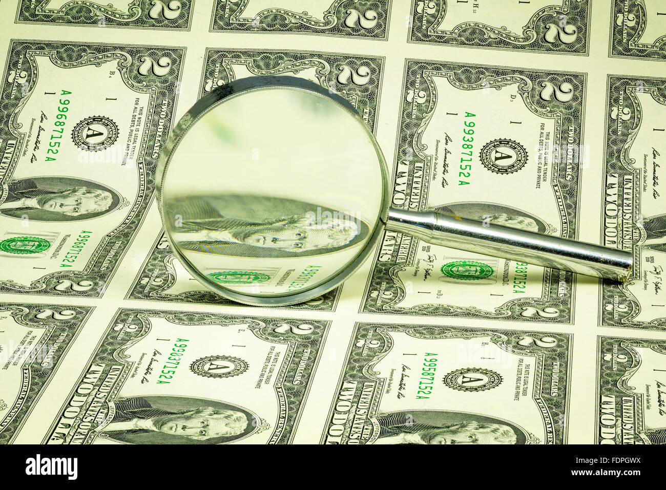 Magnifying glass money hi-res stock photography and images - Alamy