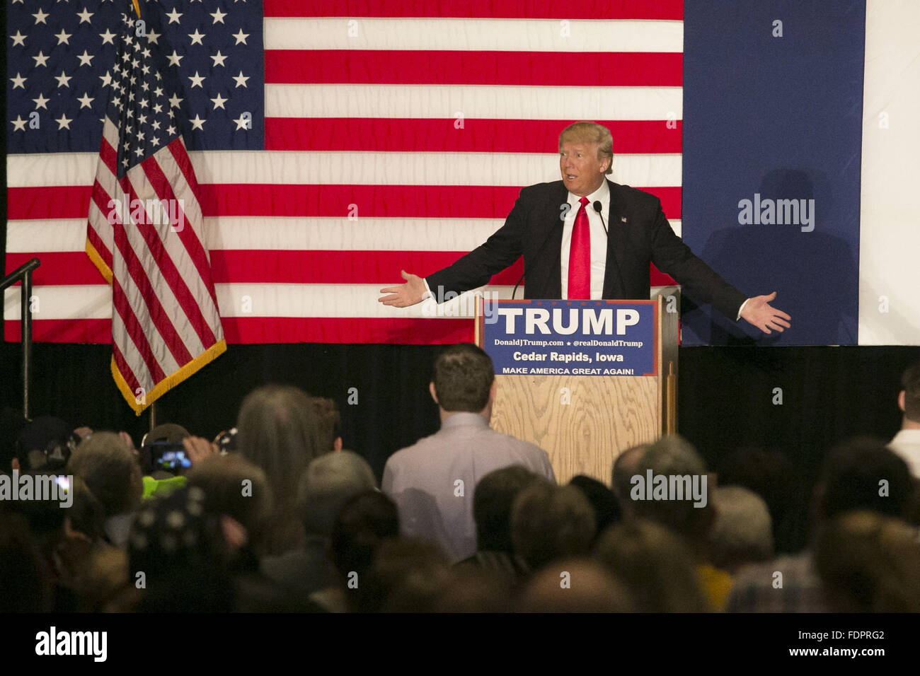 Presidential candidate donald trump talks hi-res stock photography and ...