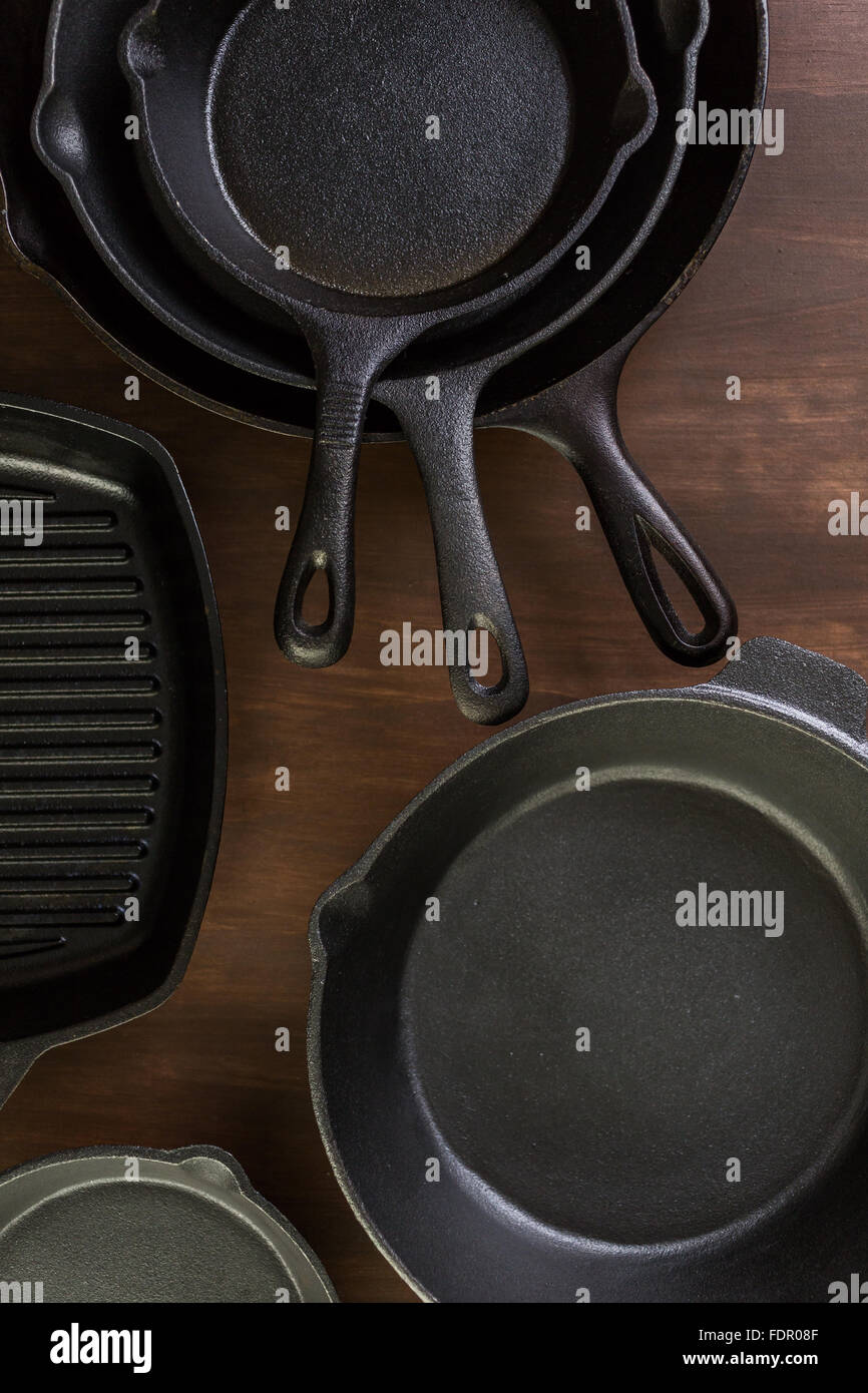 Cast iron skillet on rustic wood table Stock Photo - Alamy