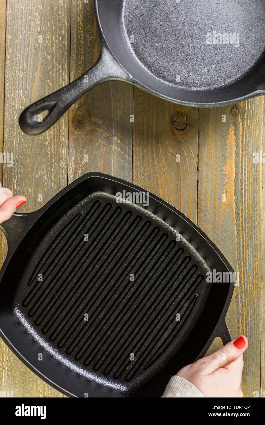 Cast iron skillet on rustic wood table Stock Photo - Alamy
