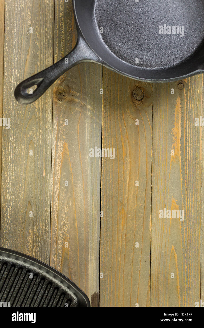 Cast iron skillet on rustic wood table Stock Photo - Alamy