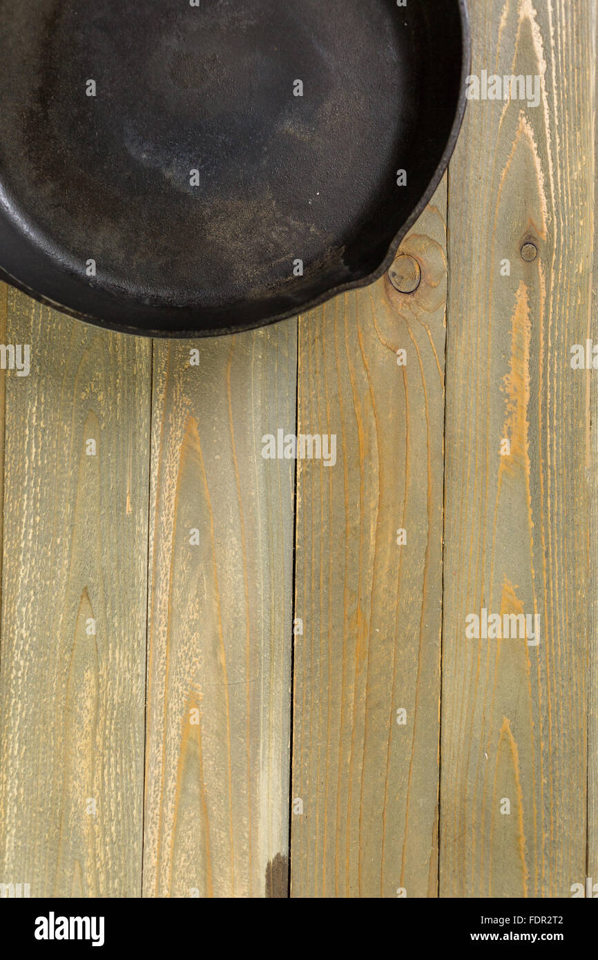Cast iron skillet on rustic wood table Stock Photo - Alamy