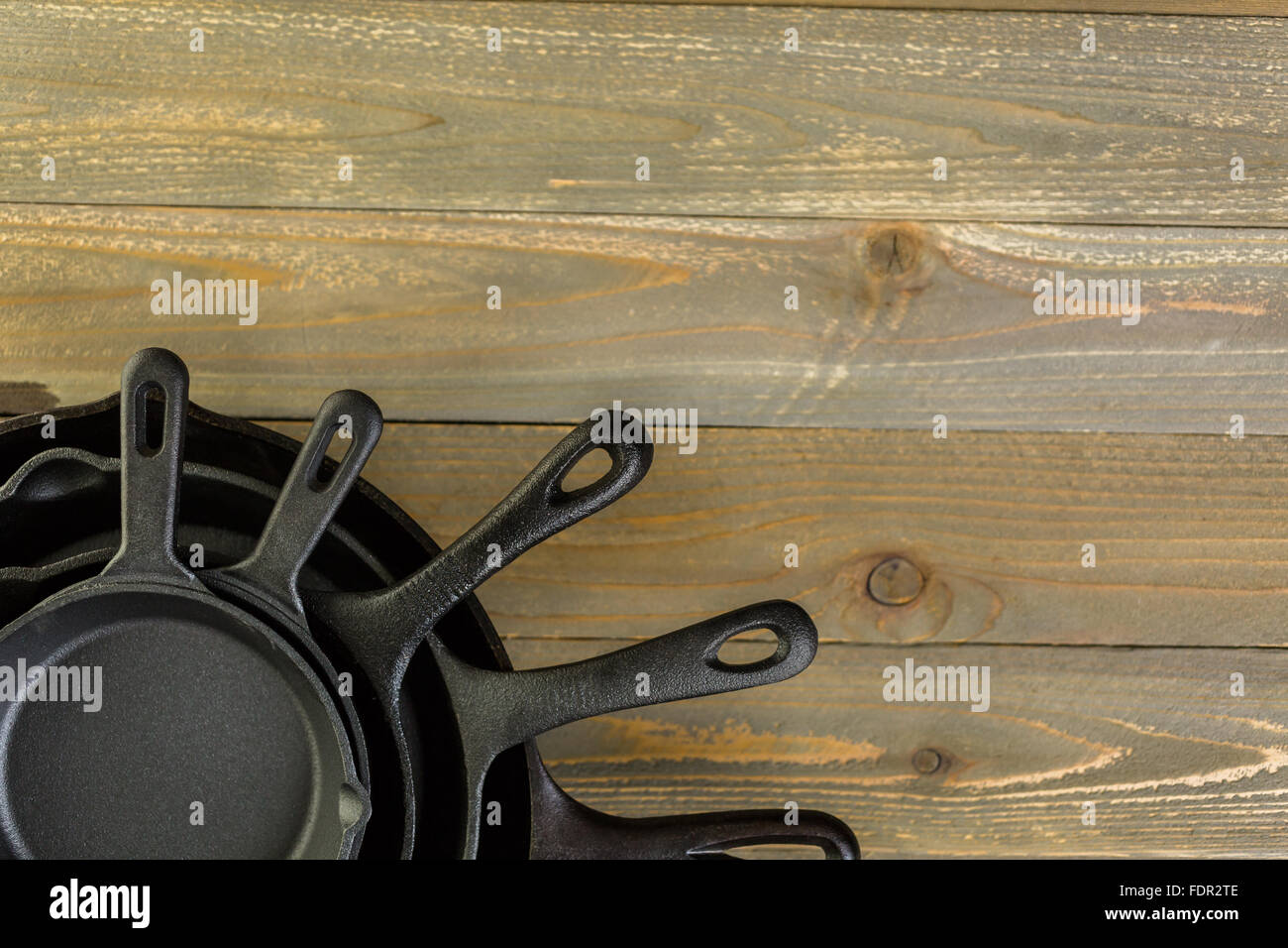 Cast iron skillet on rustic wood table Stock Photo - Alamy