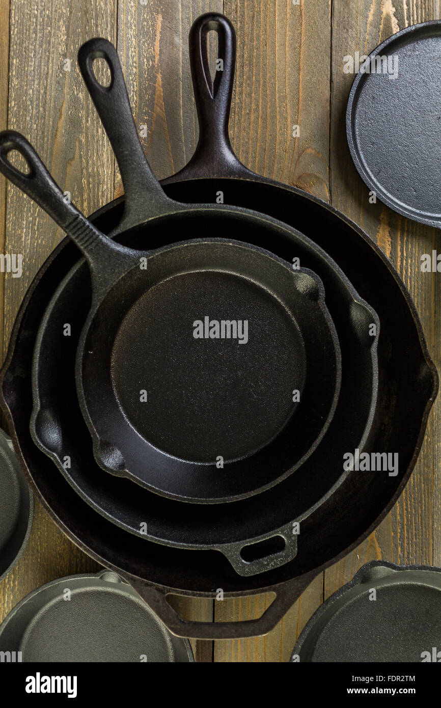 Cast iron skillet on rustic wood table Stock Photo - Alamy