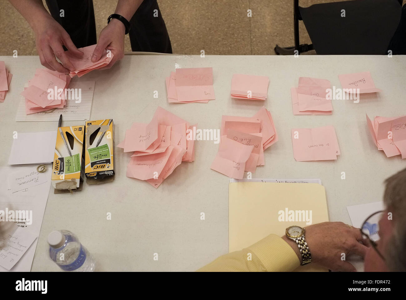 Counting ballots usa 2016 hi-res stock photography and images - Alamy