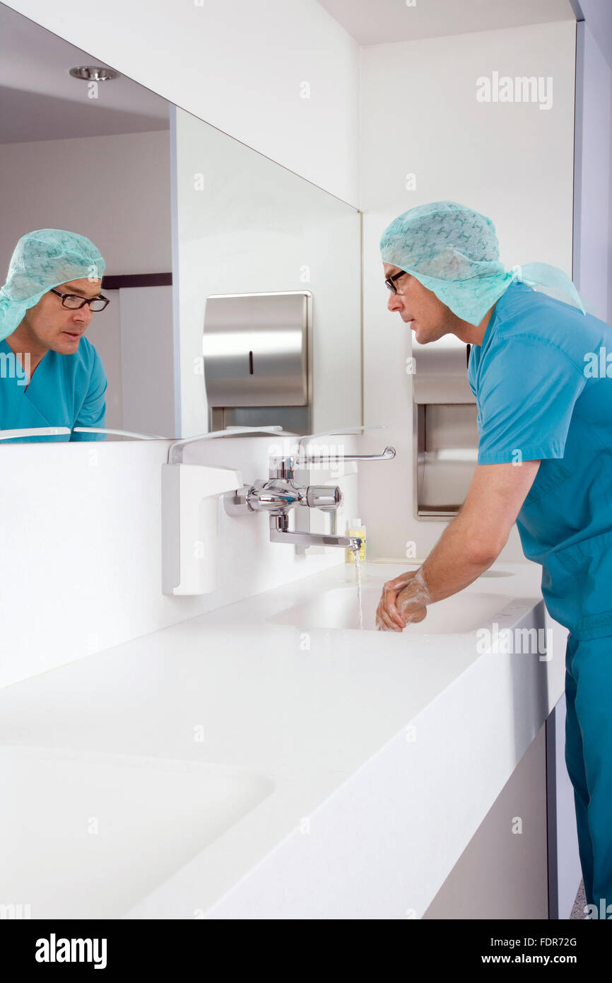 Sterile overalls hi-res stock photography and images - Alamy