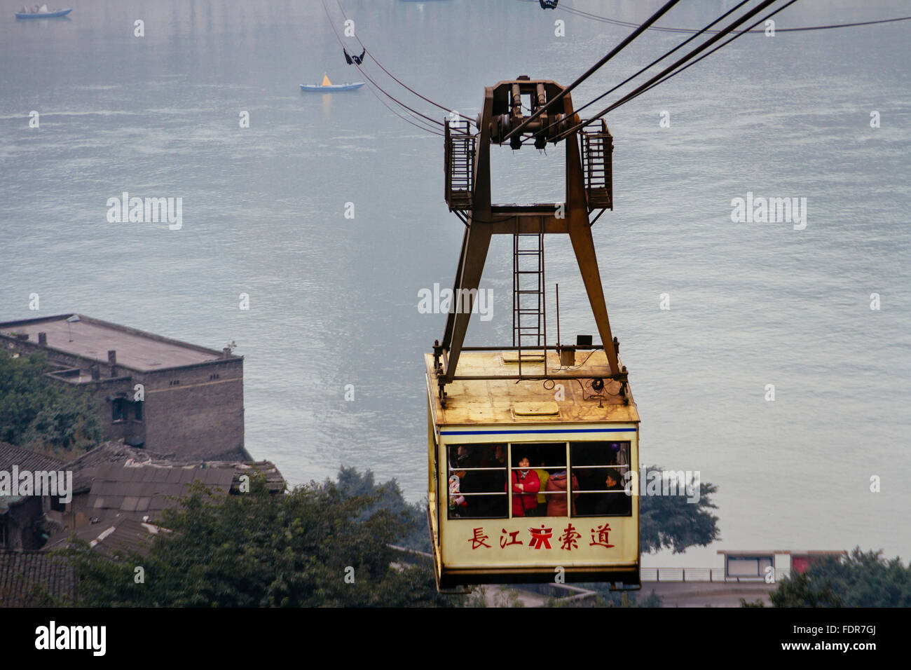 Chongqing cable car yangtze river hi-res stock photography and images ...