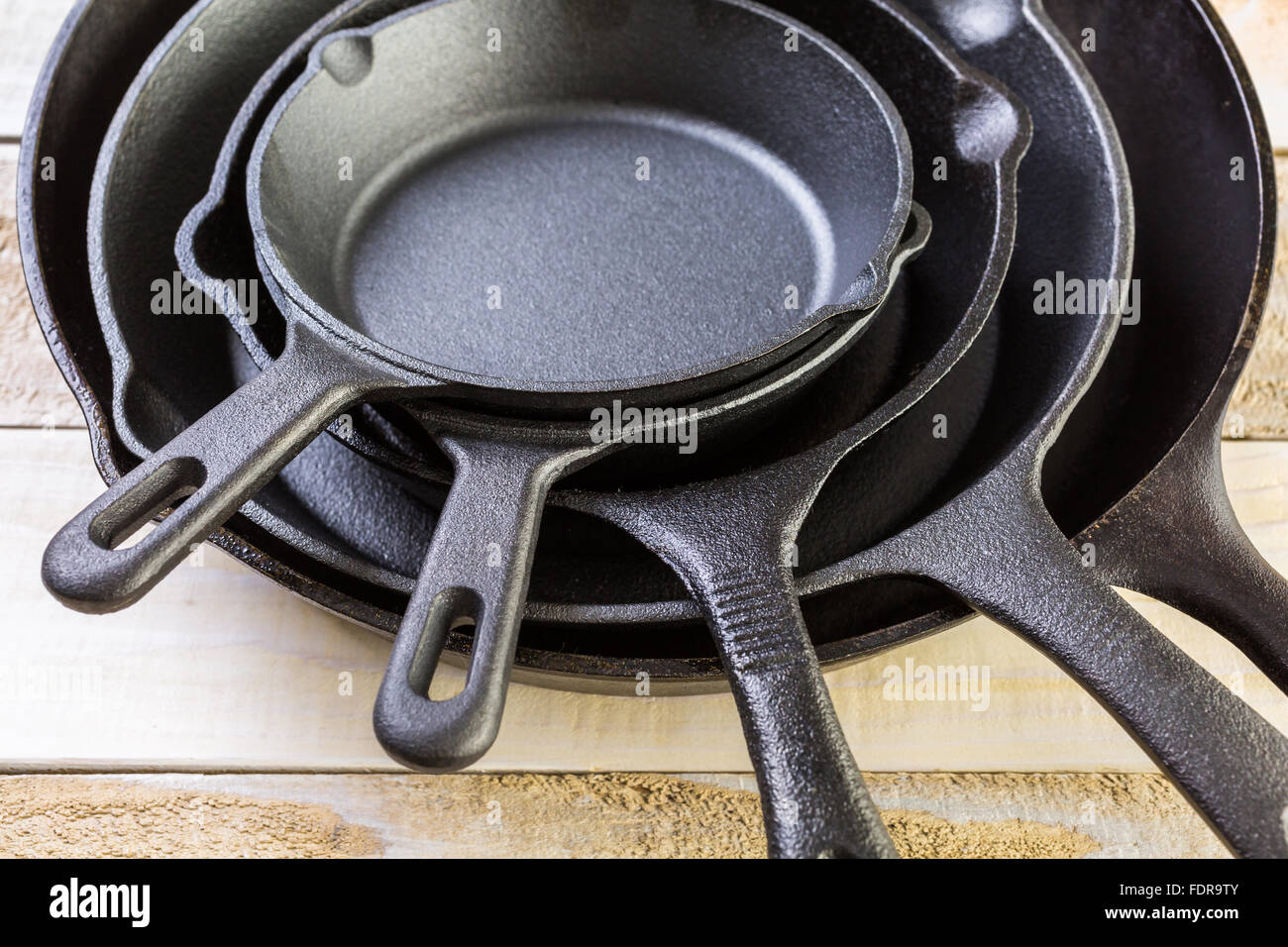 Cast iron skillet on rustic wood table Stock Photo - Alamy