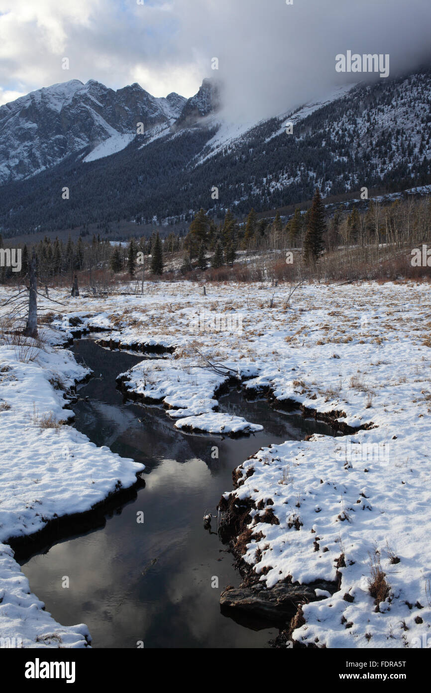Yamnuska hi-res stock photography and images - Alamy