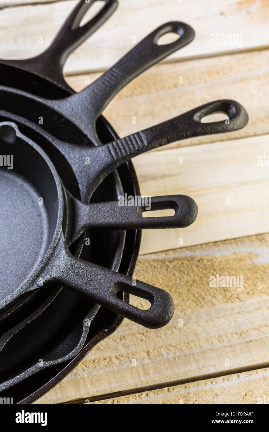 Cast iron skillet on rustic wood table Stock Photo - Alamy