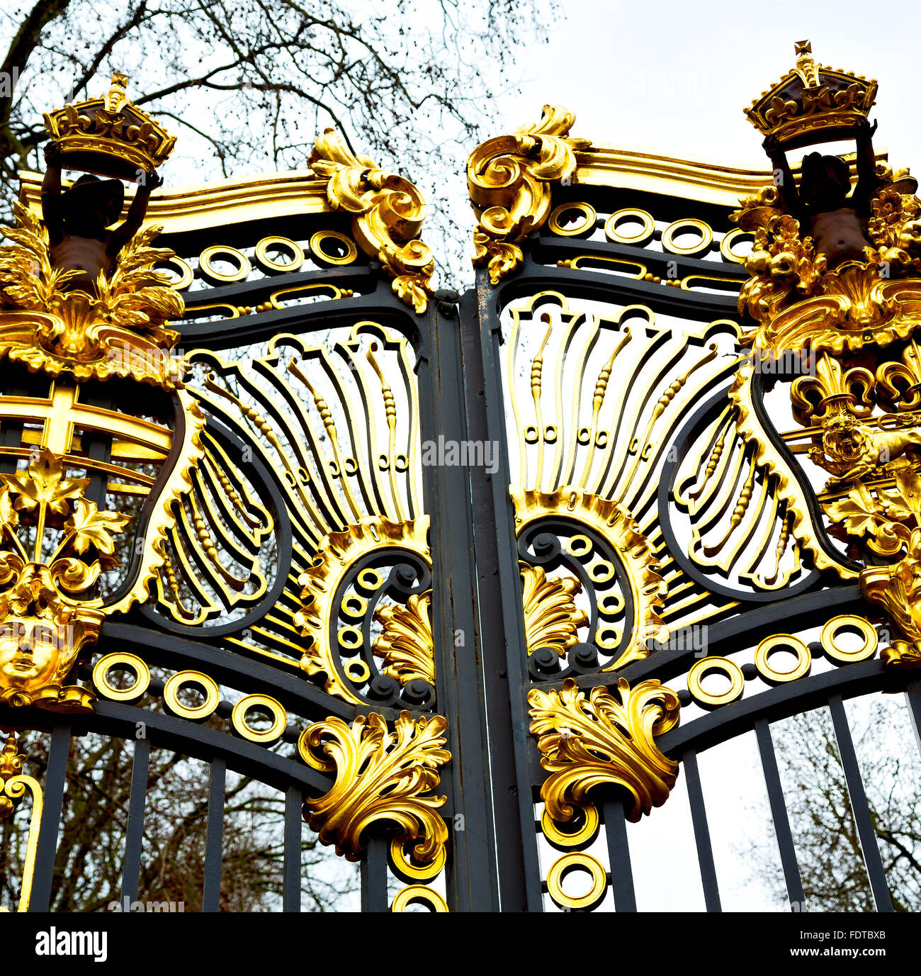 in london england the old metal gate royal palace Stock Photo - Alamy