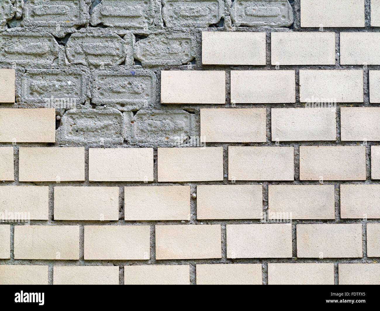 Broken white brick wall hi-res stock photography and images - Alamy