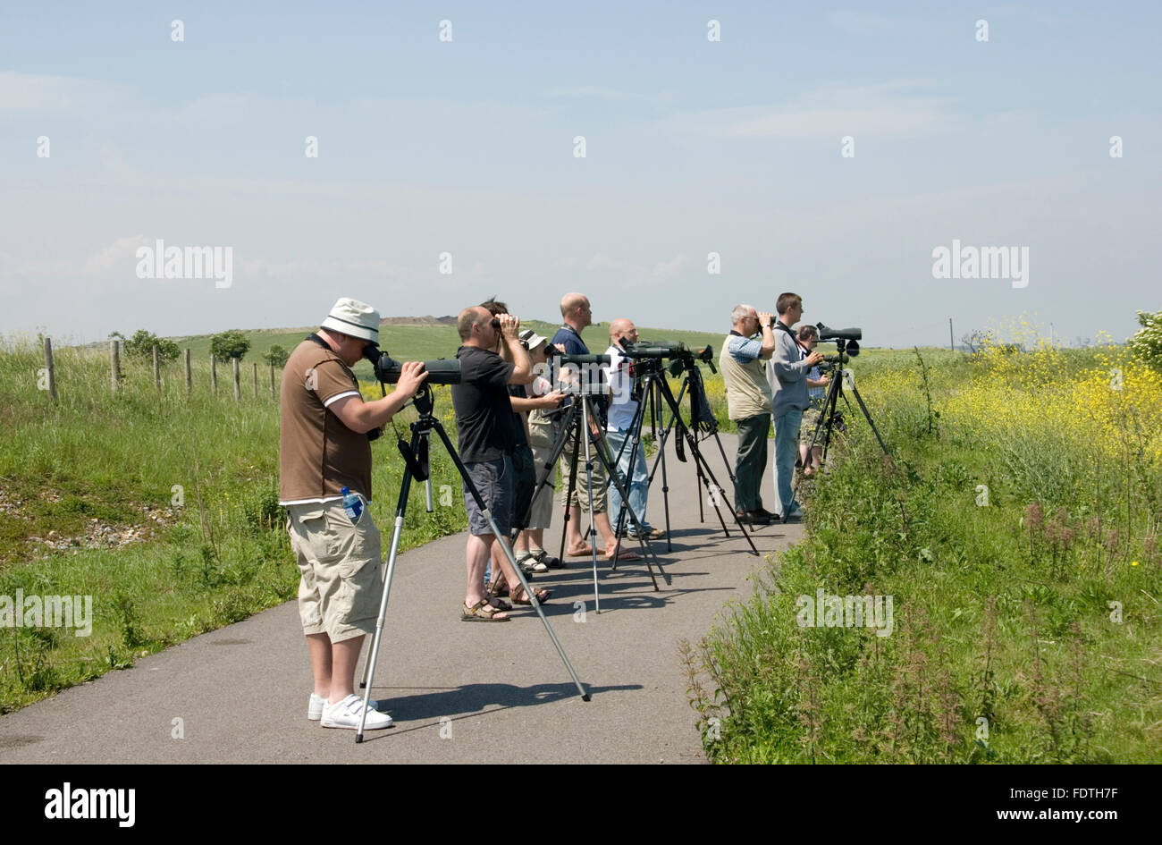 U7.K.ESSEX; PURFLEET; BIRD WATCHERS AT RAINHAM MARSHES RSPB RESERVE ...