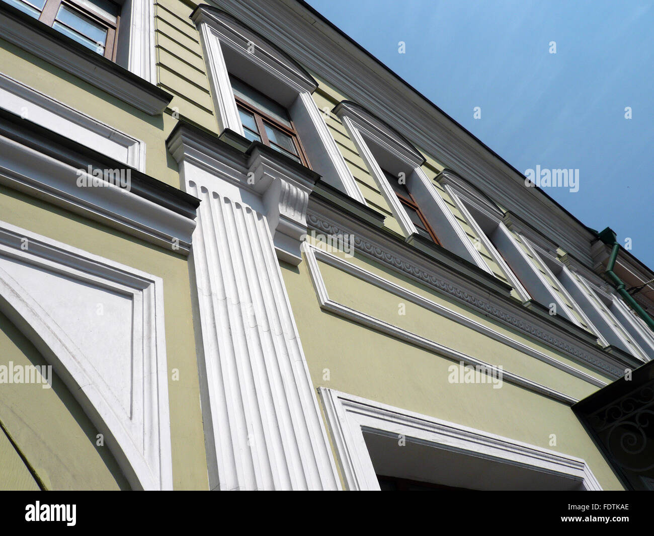 Old yellow building hi-res stock photography and images - Alamy