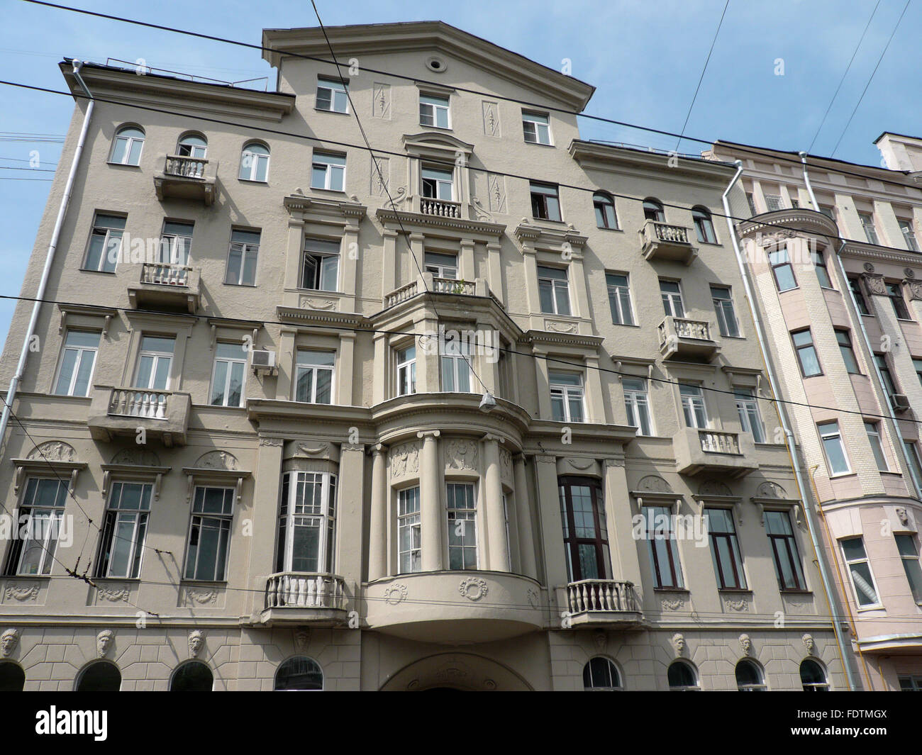Old yellow building hi-res stock photography and images - Alamy