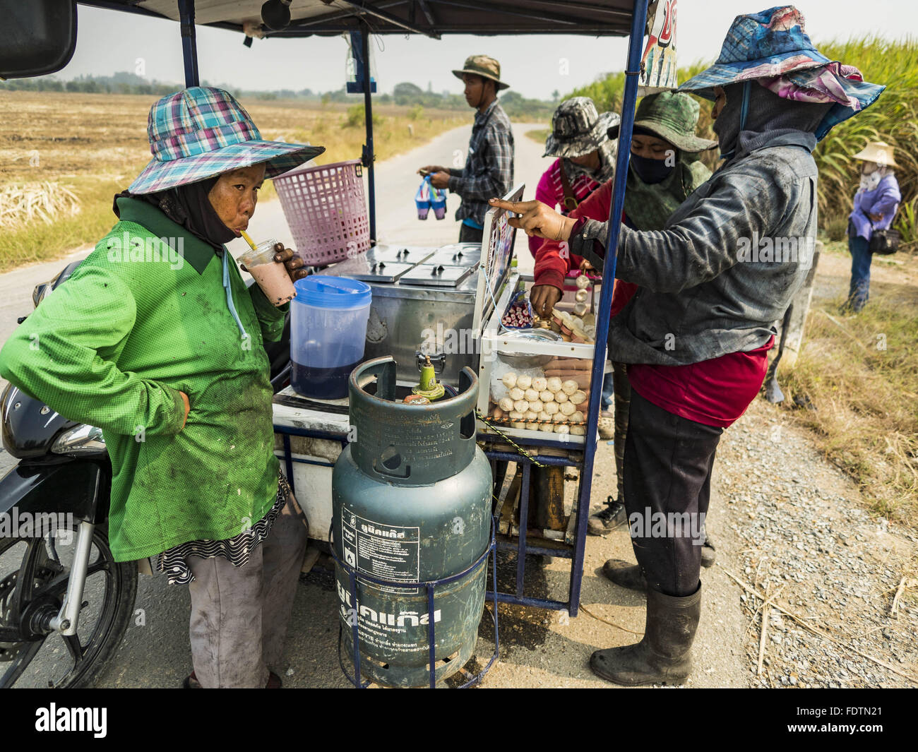 Farmers lunch break hi-res stock photography and images - Alamy