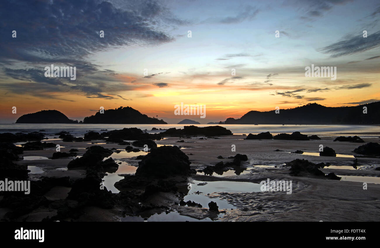 Beautiful sunset ocean shore hi-res stock photography and images - Alamy