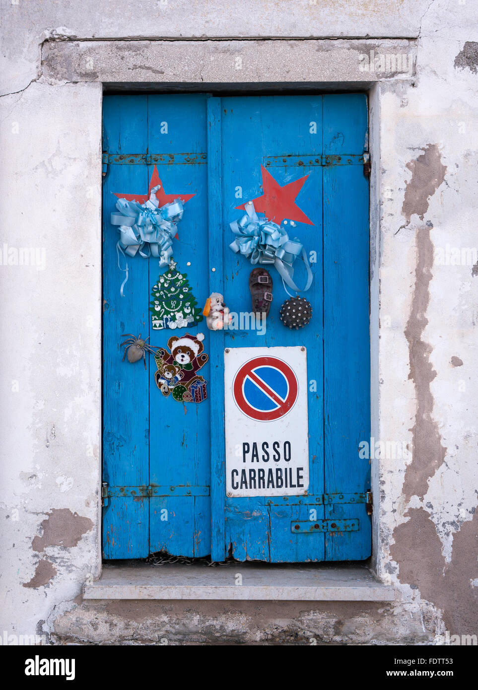 Old rusty windows hi-res stock photography and images - Alamy