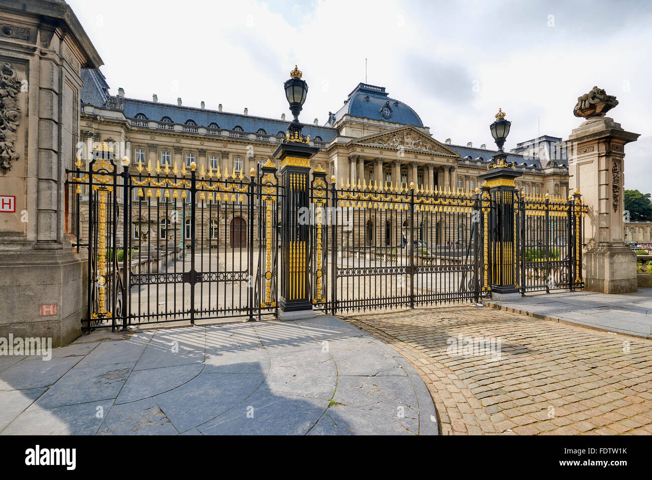 Gold Statue Brussels Belgium High Resolution Stock Photography and Images - Alamy