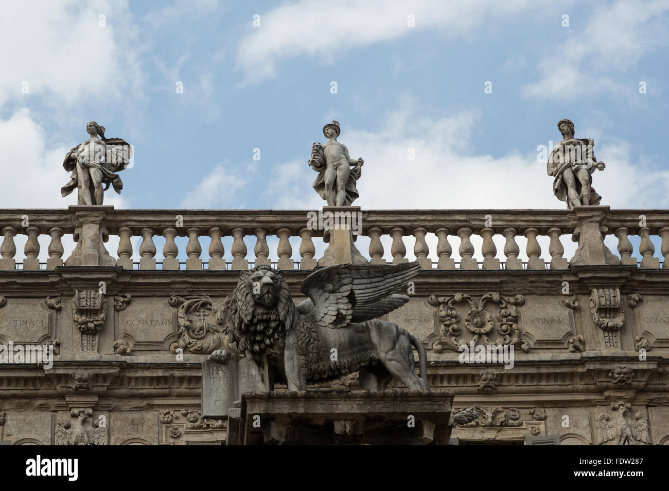 statues on the roof of a building Stock Photo - Alamy