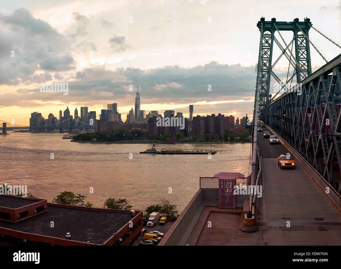 Manhattan line sunset from the Wiliamsbourg bridge, NYC Stock Photo - Alamy