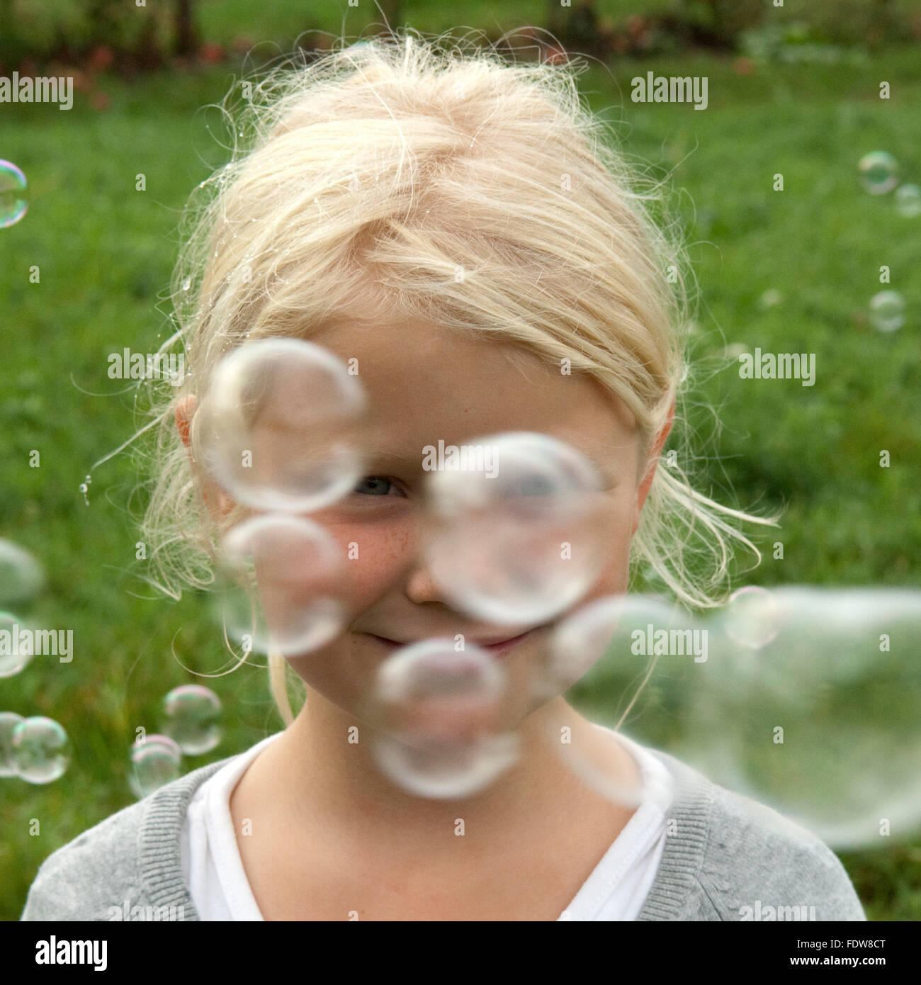 Seifenblasen pusten kind hi-res stock photography and images - Alamy