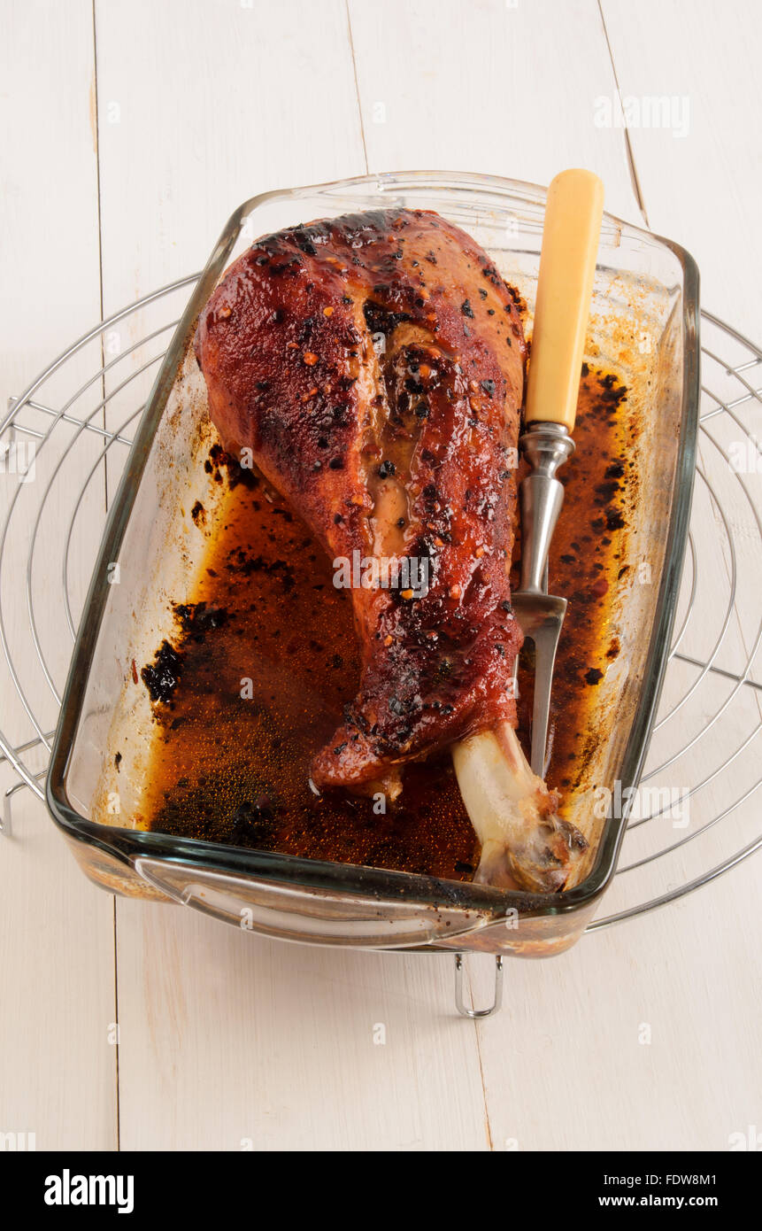 grilled turkey leg in a fire proof glass bowl on a cooling rack Stock ...
