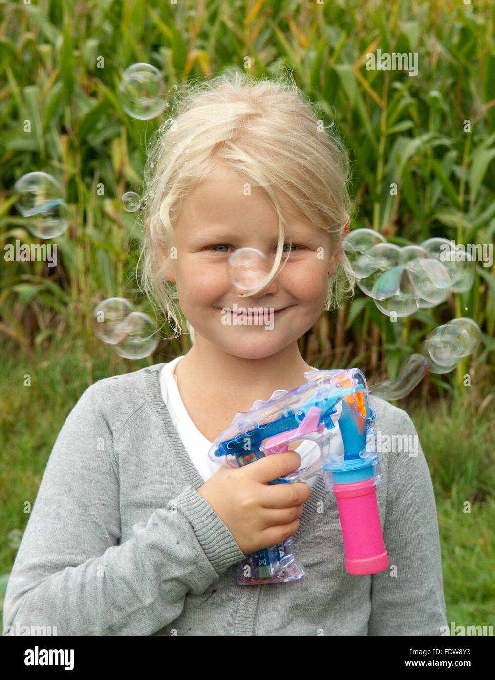 Seifenblasen pusten kind hi-res stock photography and images - Alamy