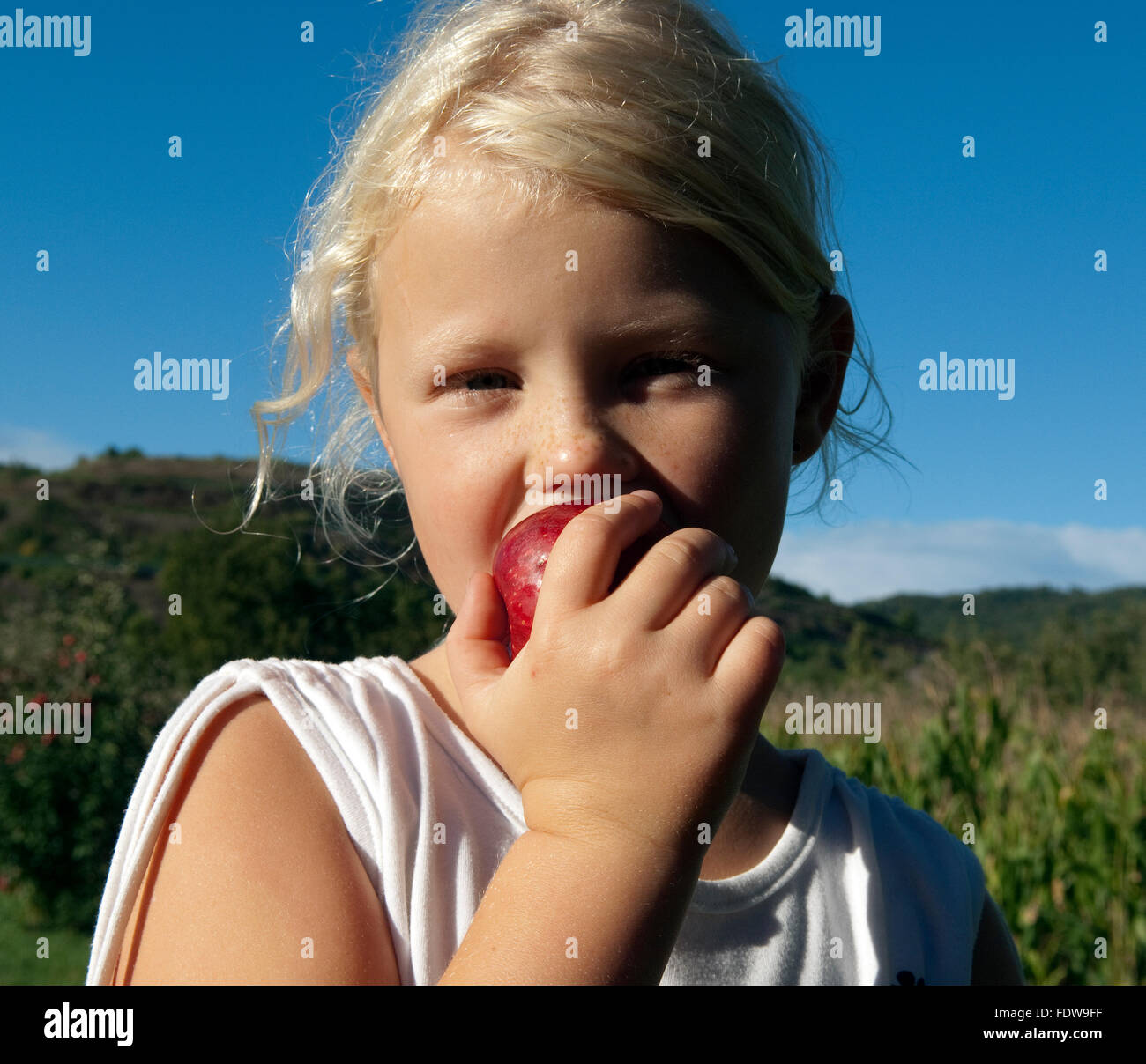 Maedchen apfel hi-res stock photography and images - Alamy