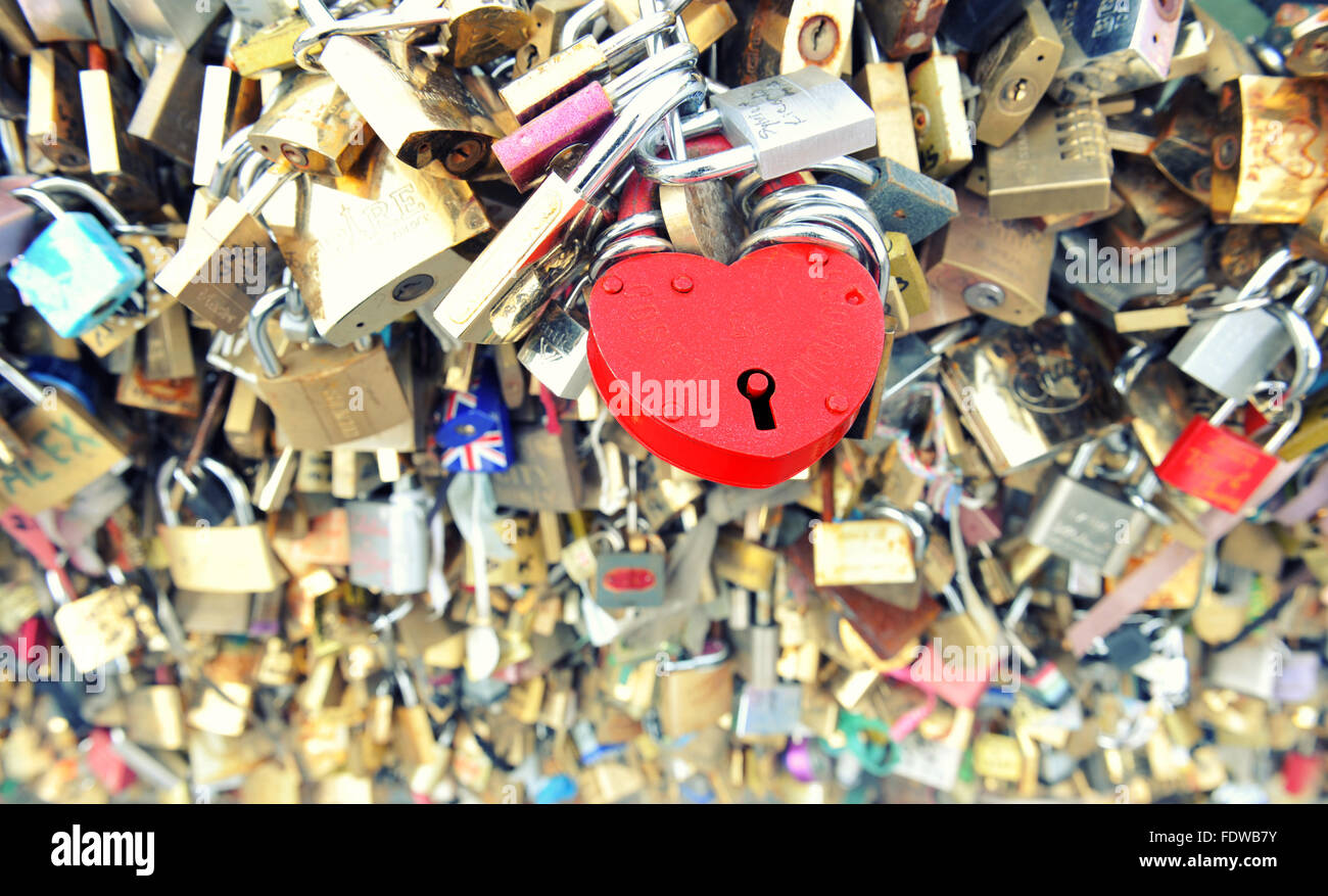 Valentine's day paris message hi-res stock photography and images - Alamy