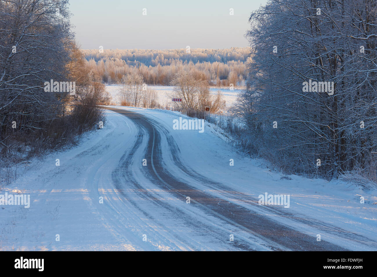 Beautiful winter scene road hi-res stock photography and images - Alamy