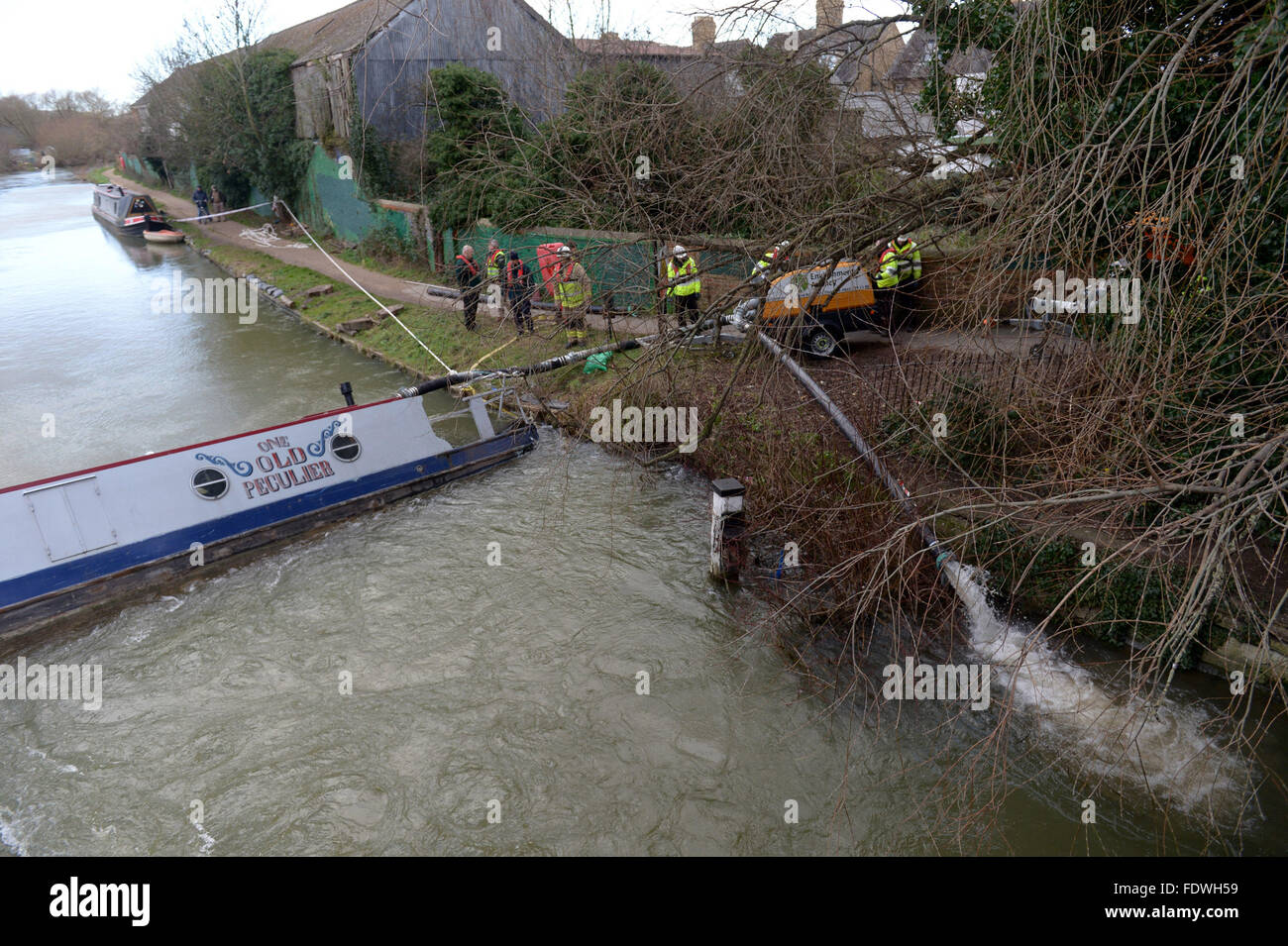 Oxford, UK. 2nd February, 2016. Evironmental agency and Fire Service ...