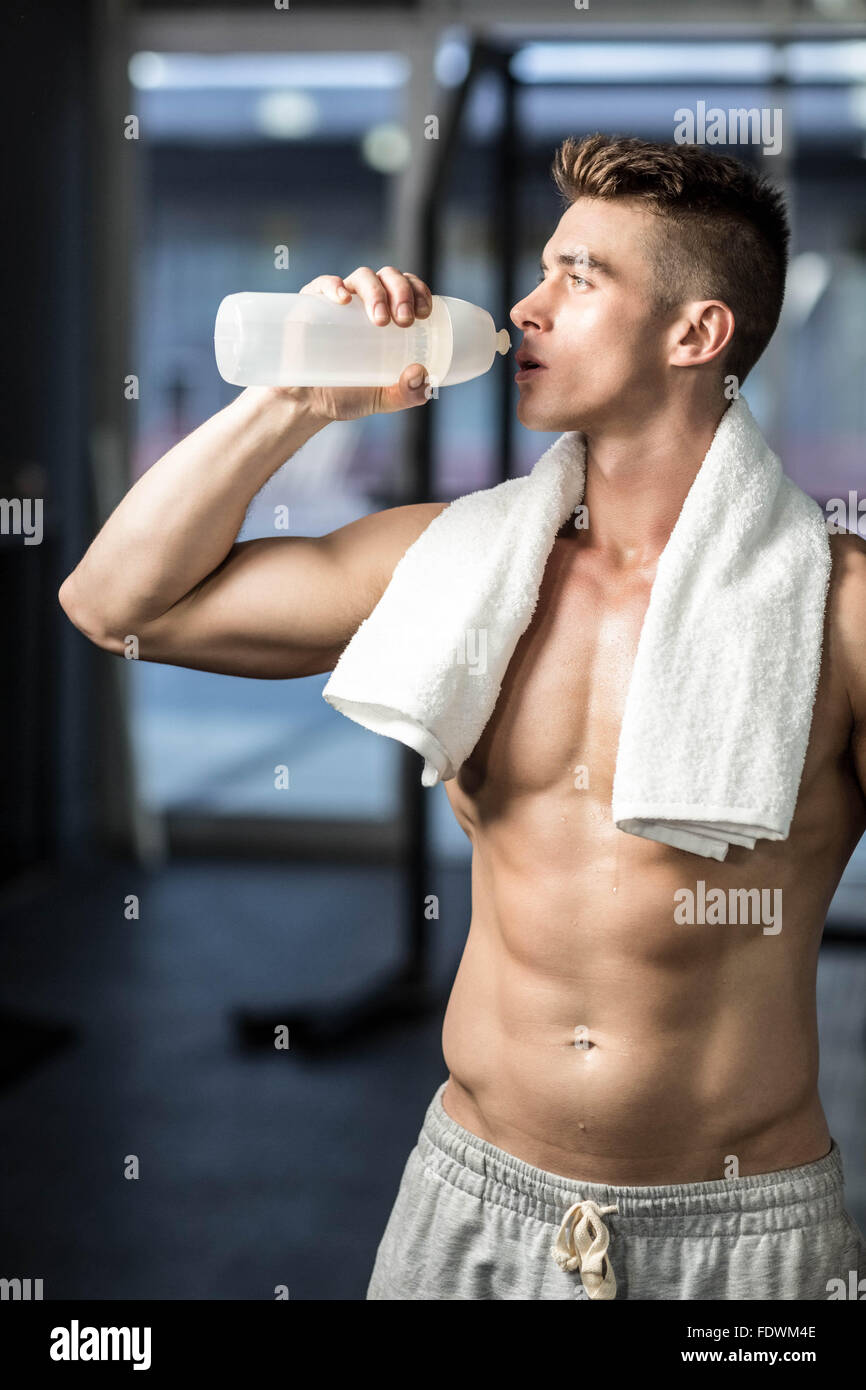 Fit man drinking water Stock Photo - Alamy