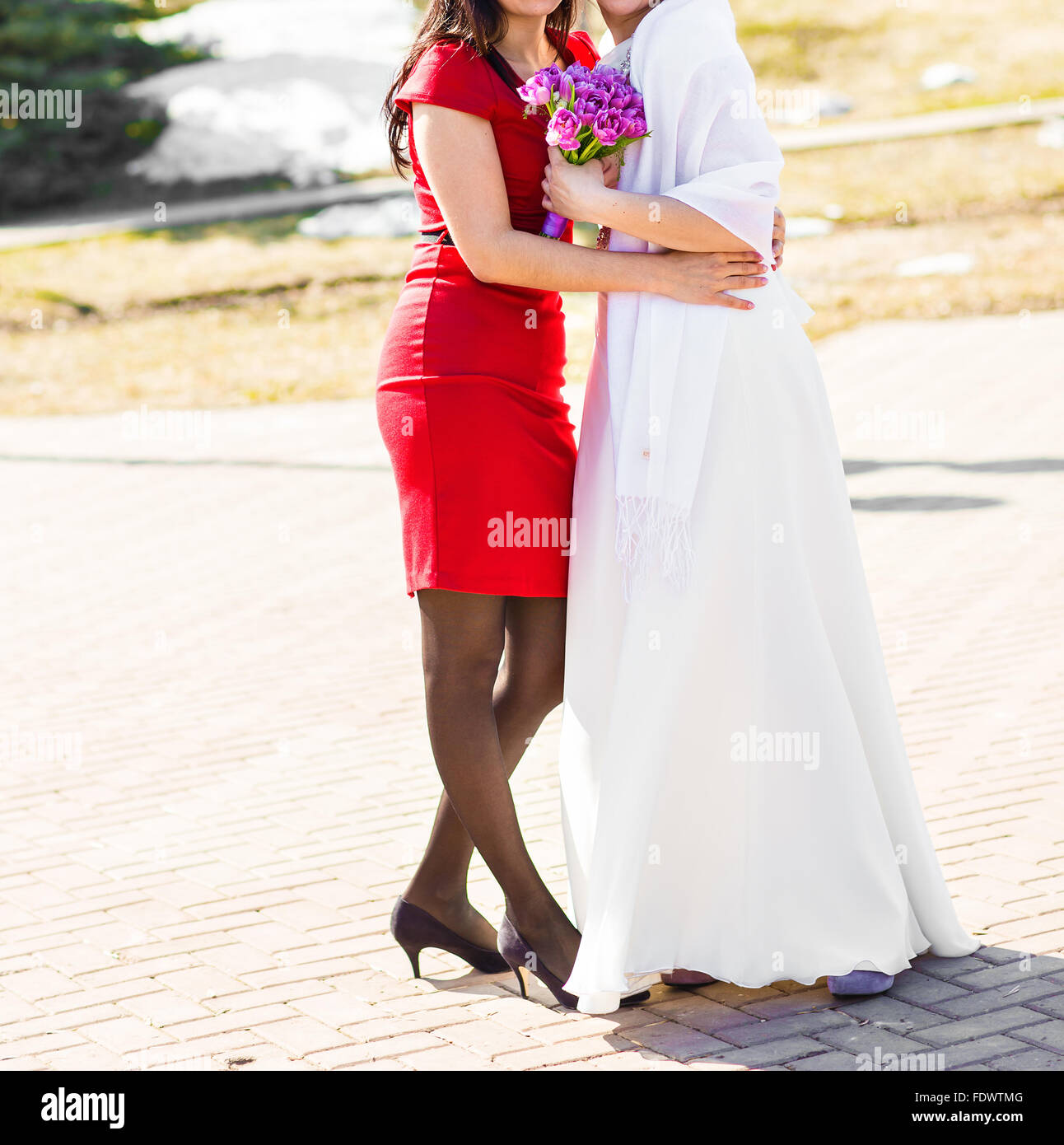 bride and bridesmaid outside happy hug Stock Photo - Alamy