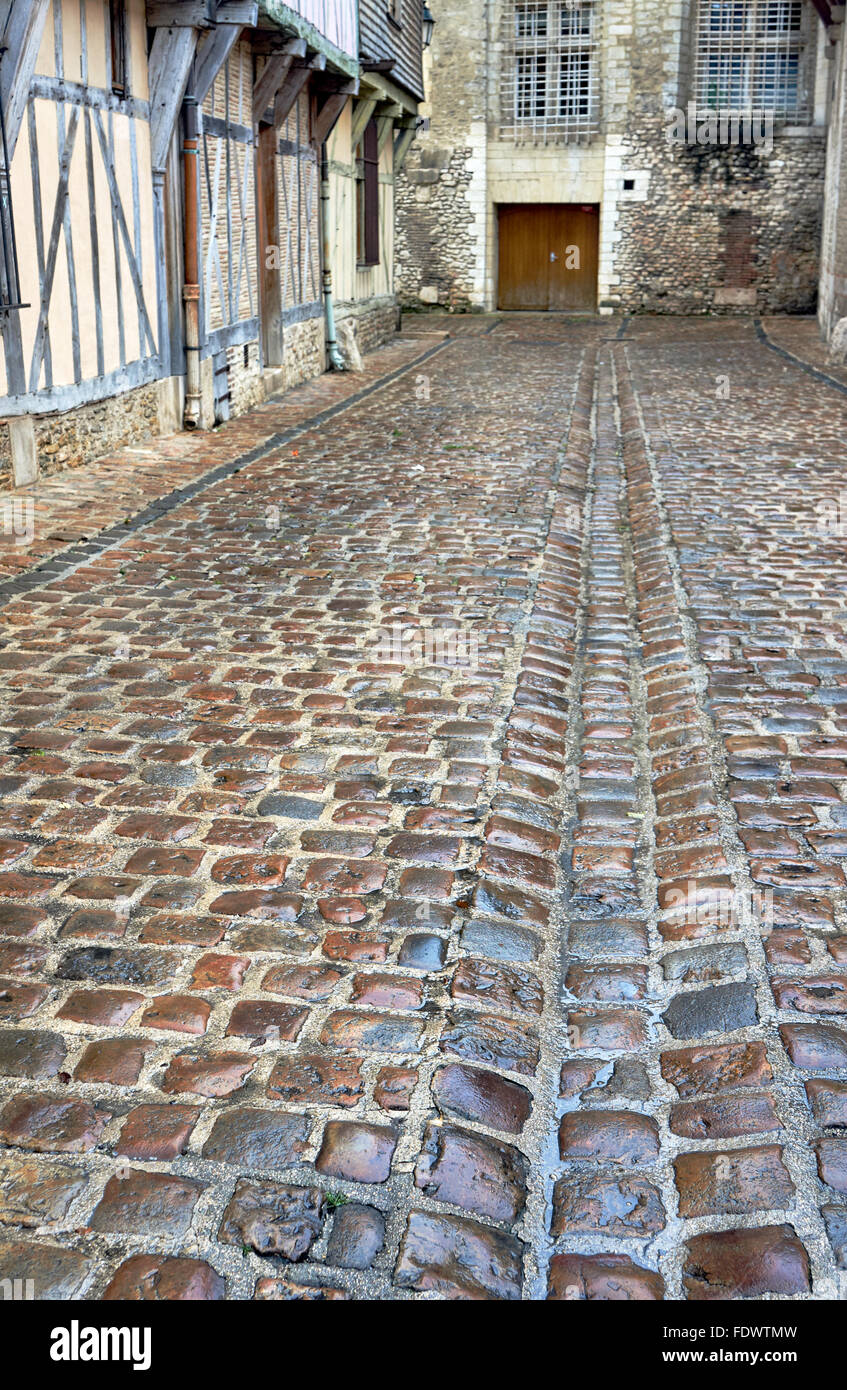 Wet cobbled street hi-res stock photography and images - Alamy