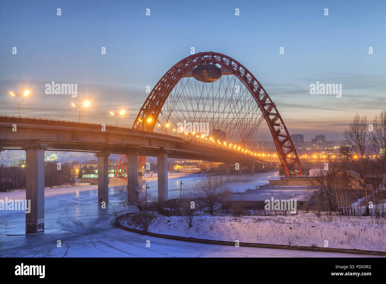 Red suspension bridge (Zhivopisny bridge) in winter evening, Moscow ...